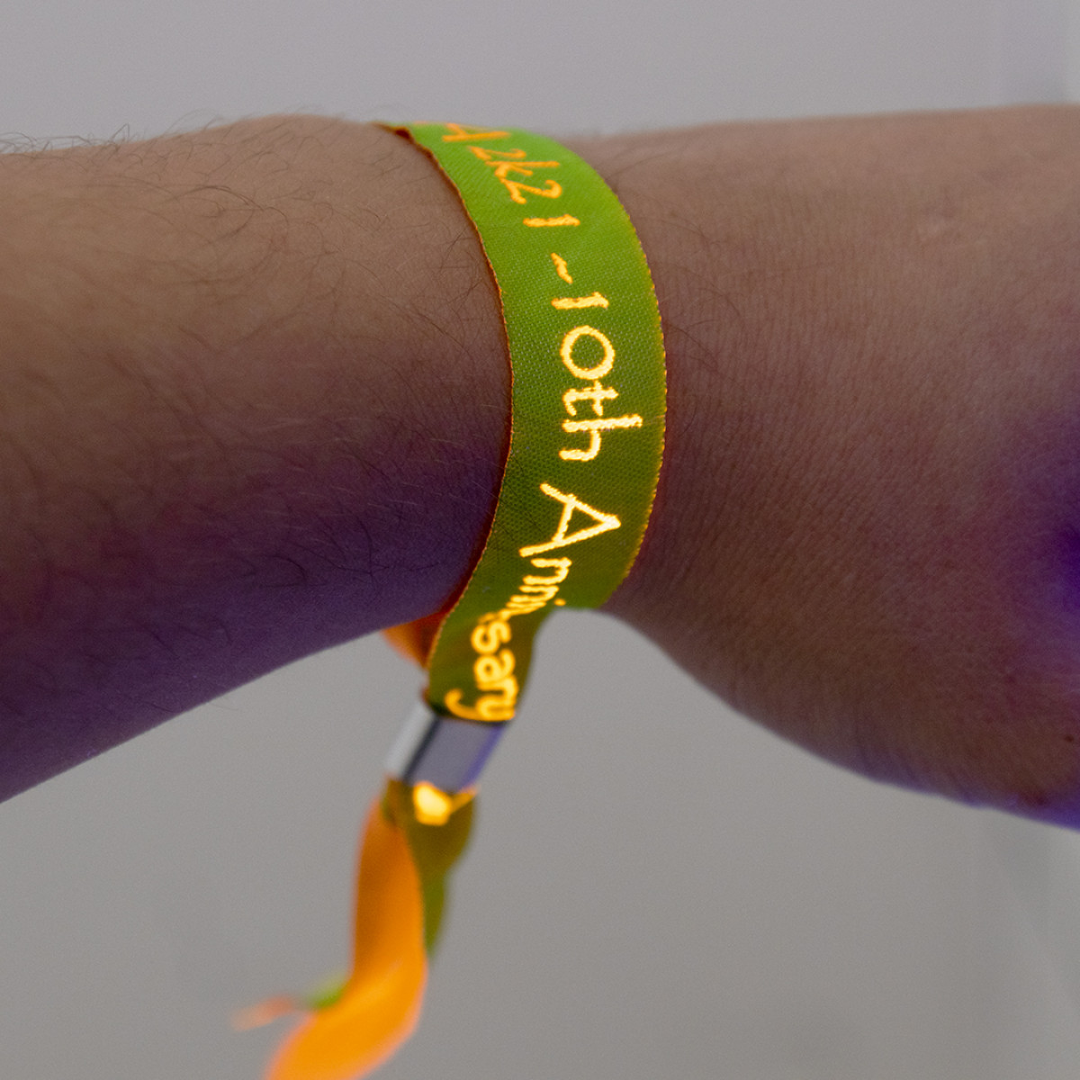 Pulsera de tela bordada fluorescente 15mm | www.euroko.es